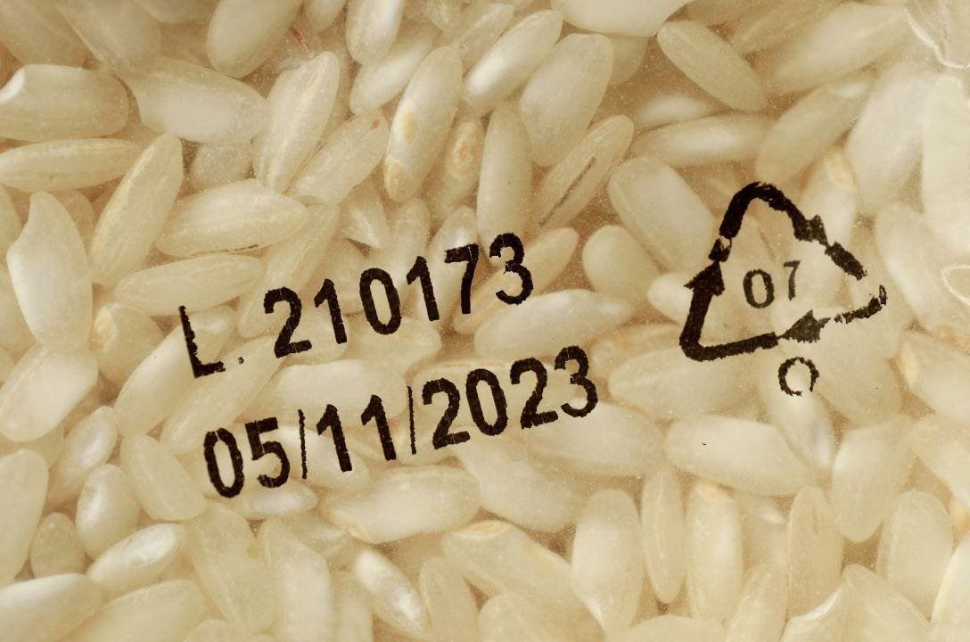O que acontece no seu corpo ao comer comida vencida?